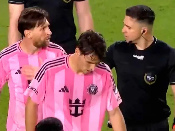 La furiosa reacción de Messi contra el árbitro tras el empate del Inter ...