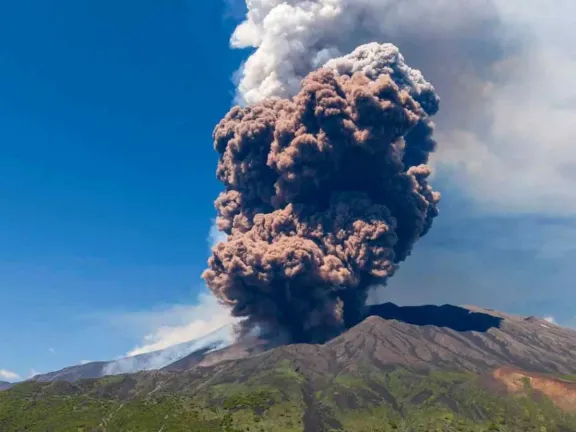 El volcán Etna entró en erupción y expulsó una enorme nube de cenizas ...