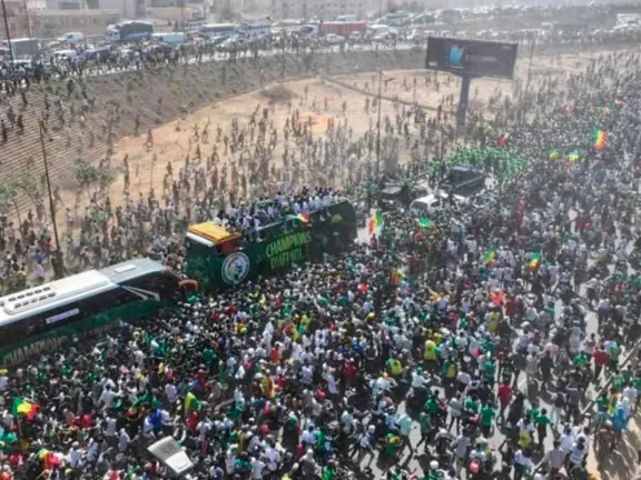 Senegal aterrizó en Dakar y desató una locura para celebrar la Copa ...